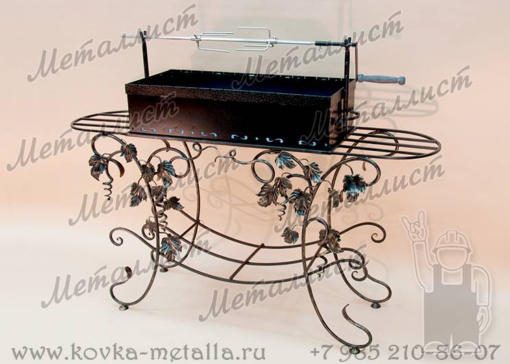 Кованый мангал украшен "вьюном": фото